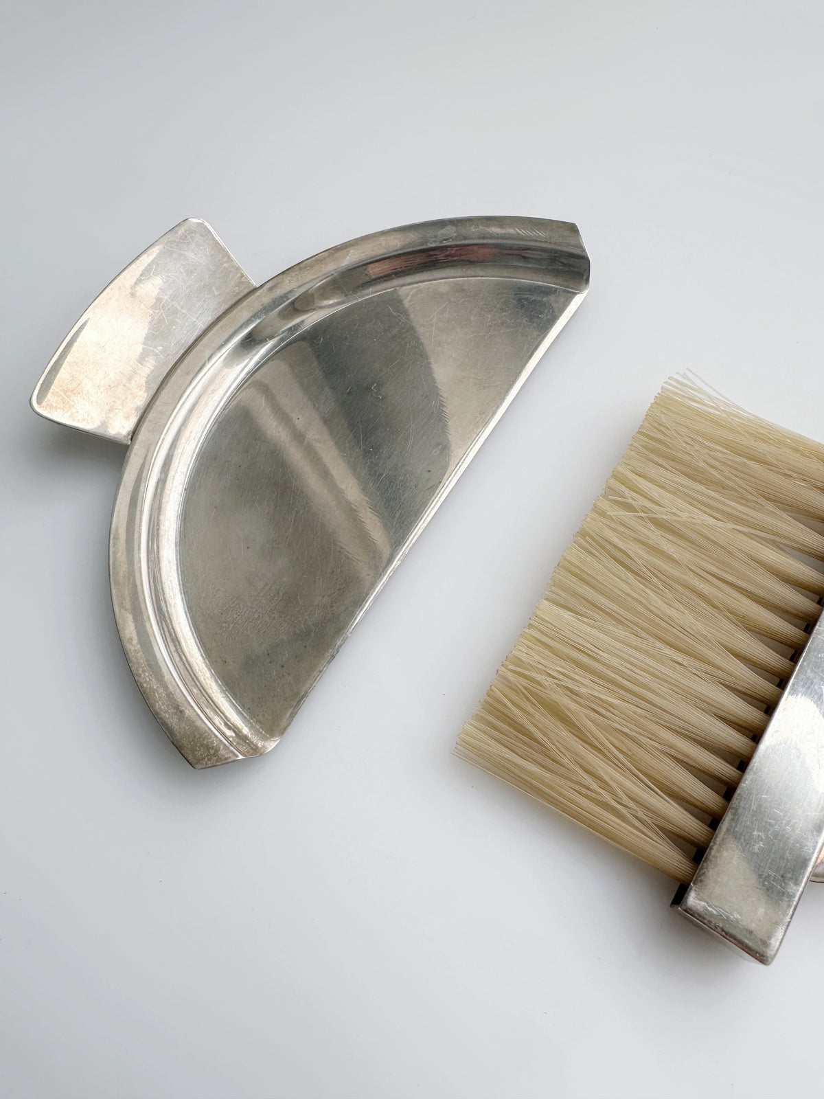 ART DECO SILVER BUTLER CRUMB CATCHER SET, 60's | Maison Singulier