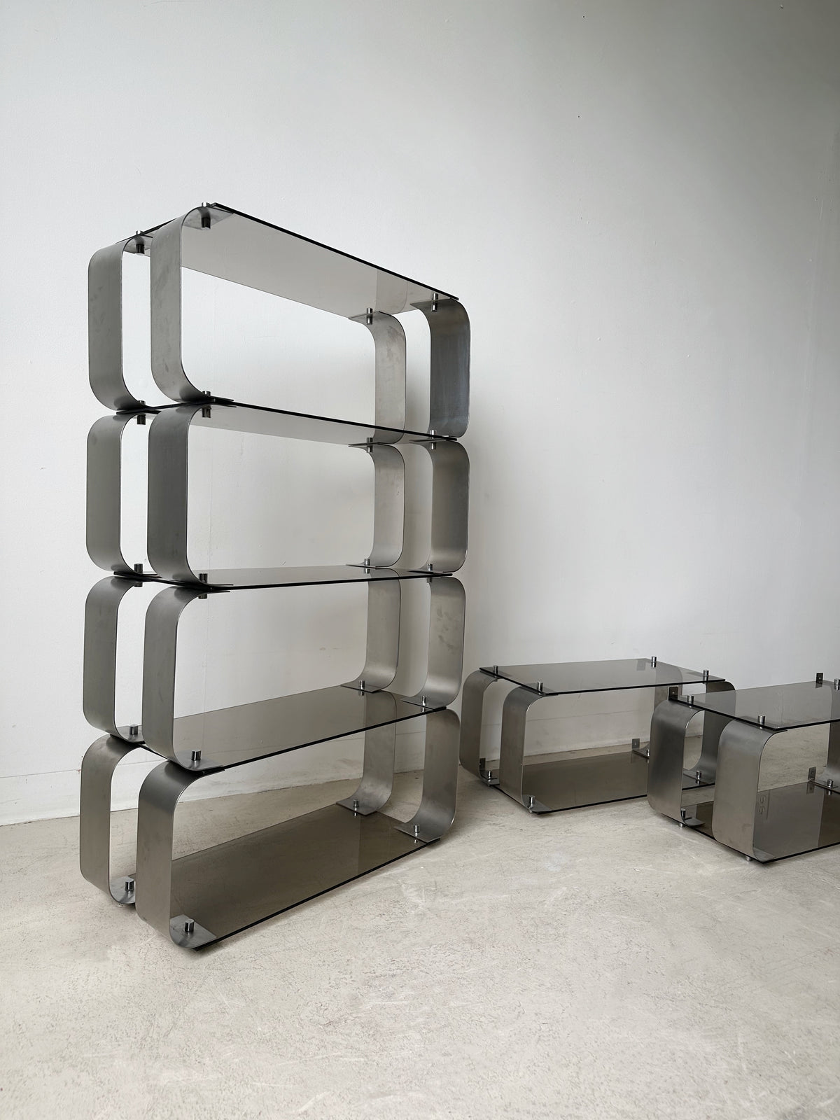 STEEL & SMOKED GLASS MODULAR SHELVES BY DONALD SINGER, 70's | Maison ...