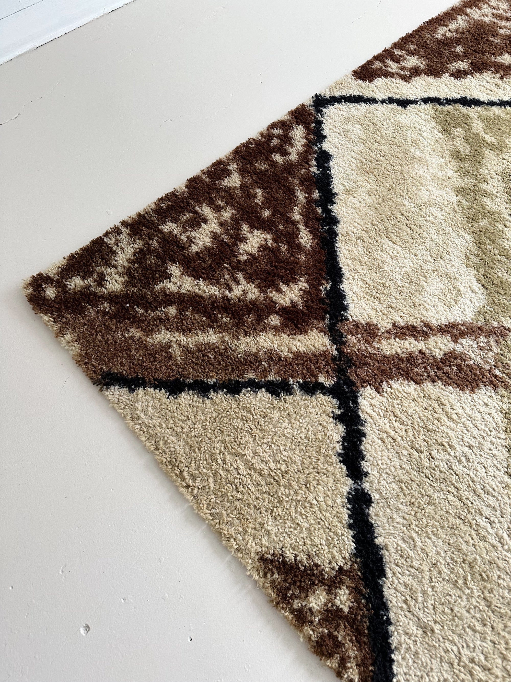 MID CENTURY BROWN PRINTED WOOL RUG, 6x8, 70's | Maison Singulier