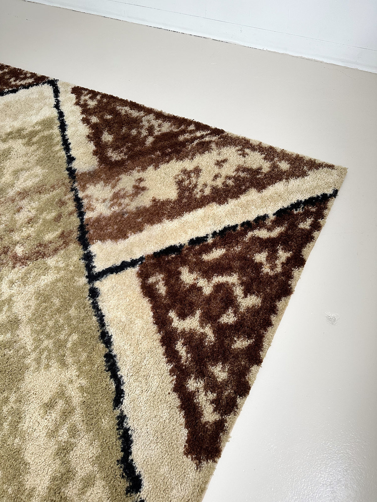MID CENTURY BROWN PRINTED WOOL RUG, 6x8, 70's | Maison Singulier