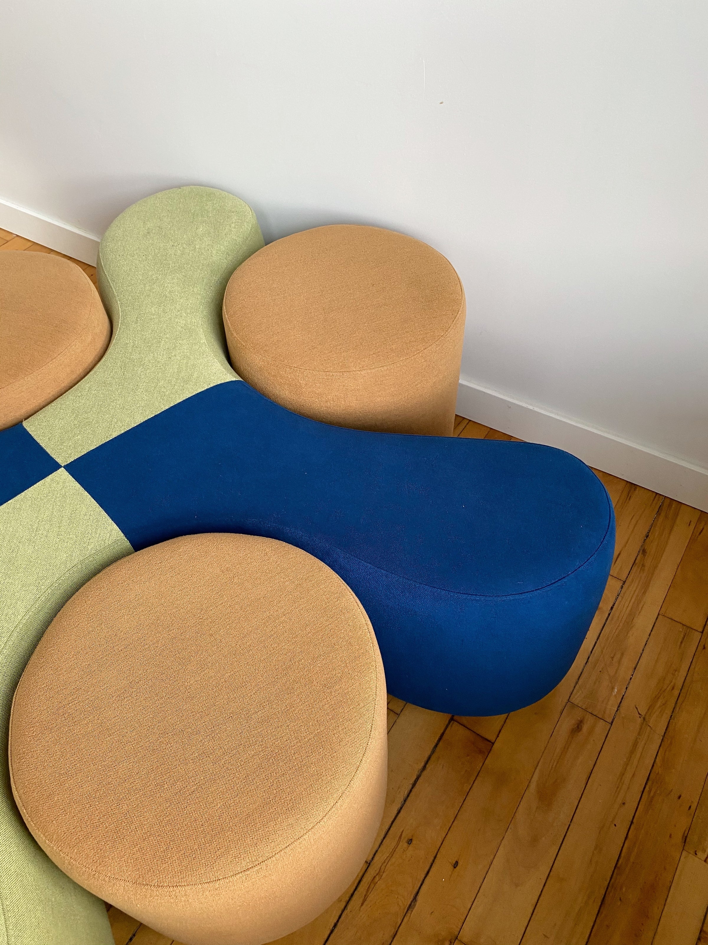 COLORFUL CHECKER PRINT WIGGLE SOFA WITH OTTOMANS | Maison Singulier