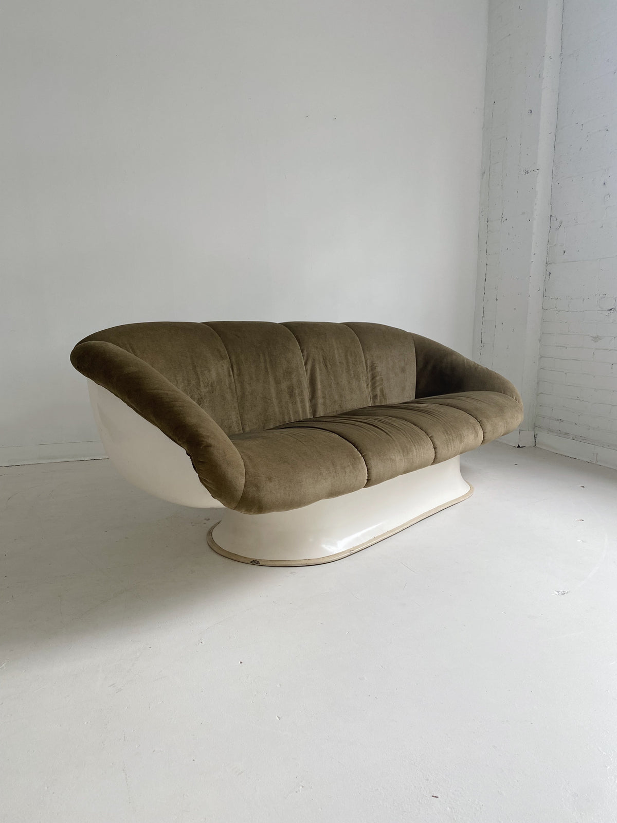 SPACE AGE OLIVE & FIBERGLASS SOFA BY CHROMCRAFT, 60's | Maison Singulier
