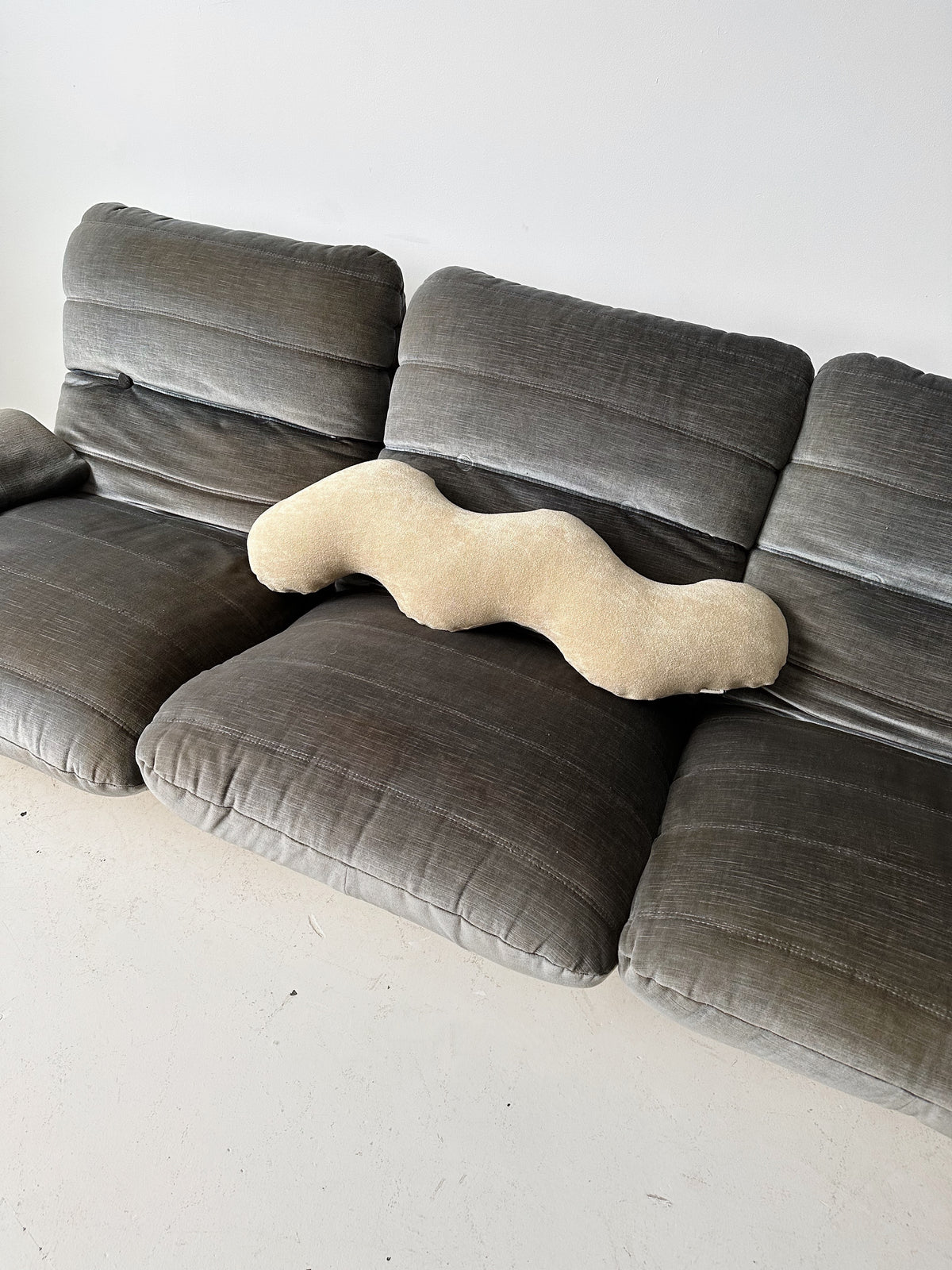 ANNIE AXTELL HA(OAT) BOUCLE WIGGLE PILLOW | Maison Singulier