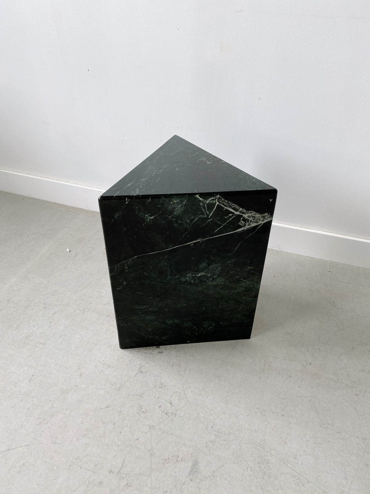 BLACK MARBLE TRIANGLE PLINTH | Maison Singulier