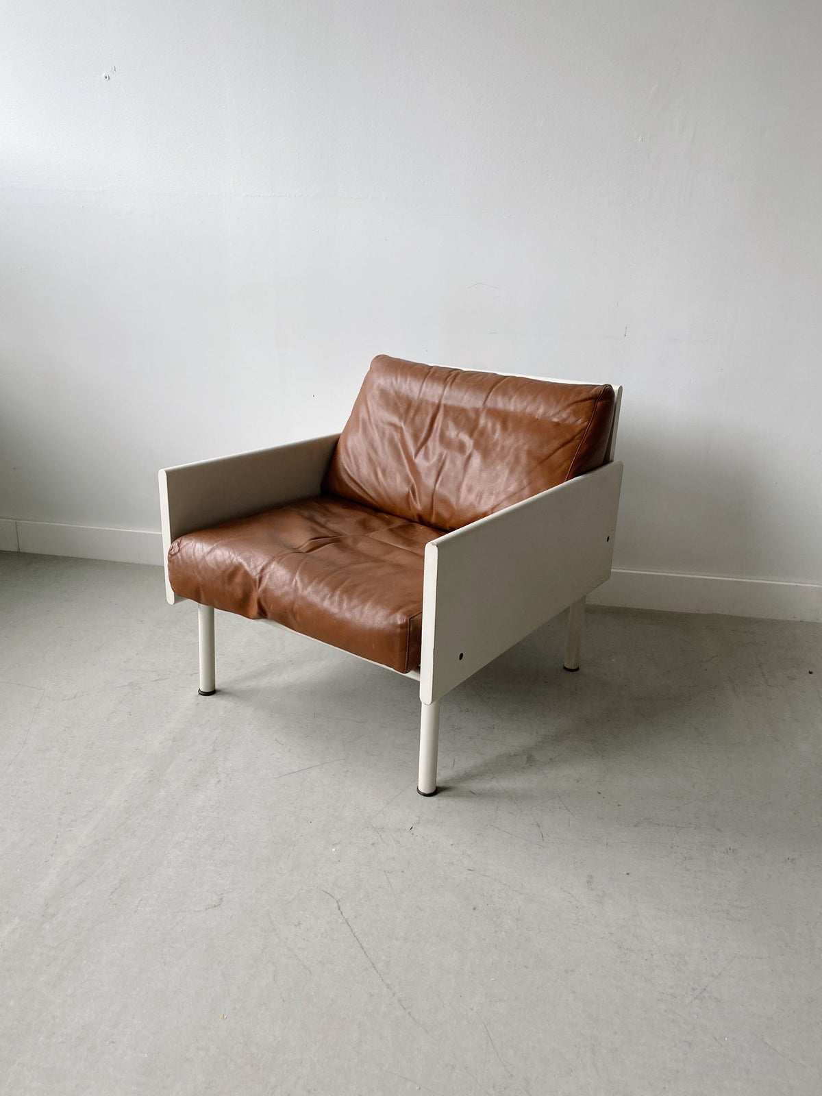 YRJO KUKKAPURO WHITE WOOD & BROWN LEATHER ATELJEE CHAIR | Maison Singulier