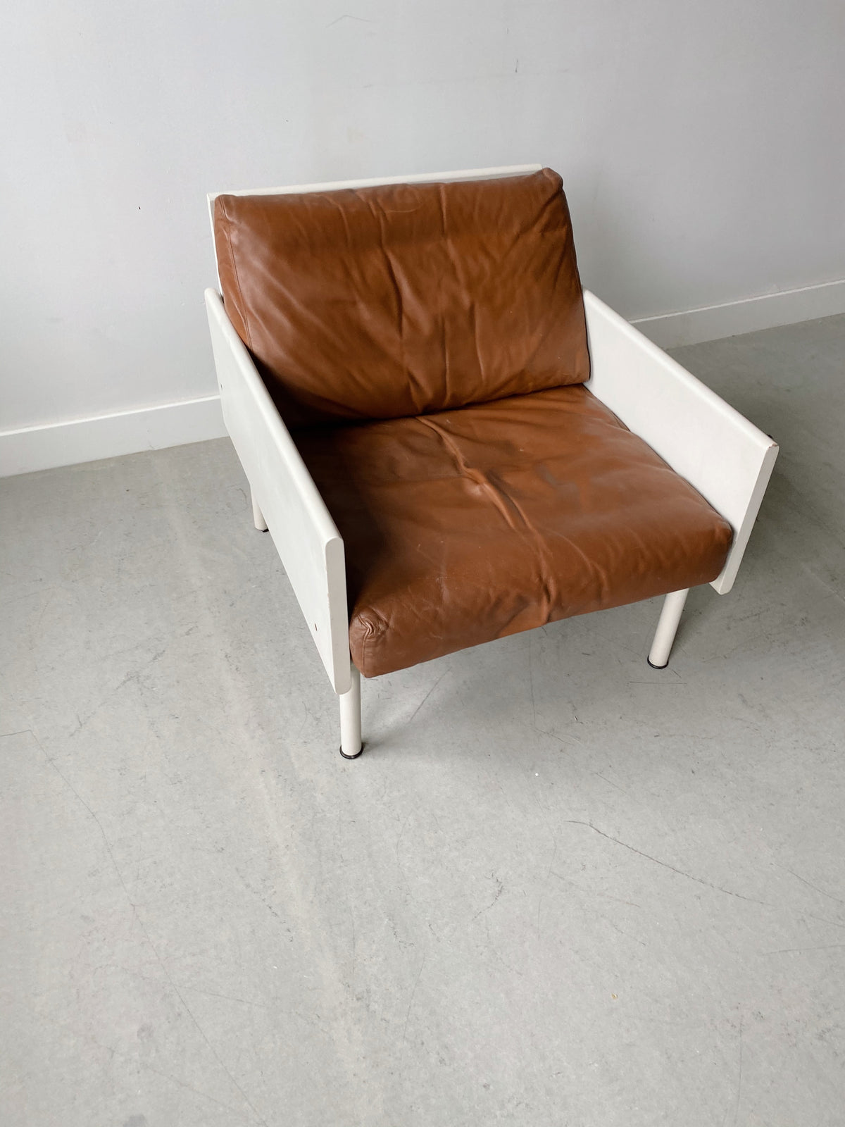 YRJO KUKKAPURO WHITE WOOD & BROWN LEATHER ATELJEE CHAIR | Maison Singulier