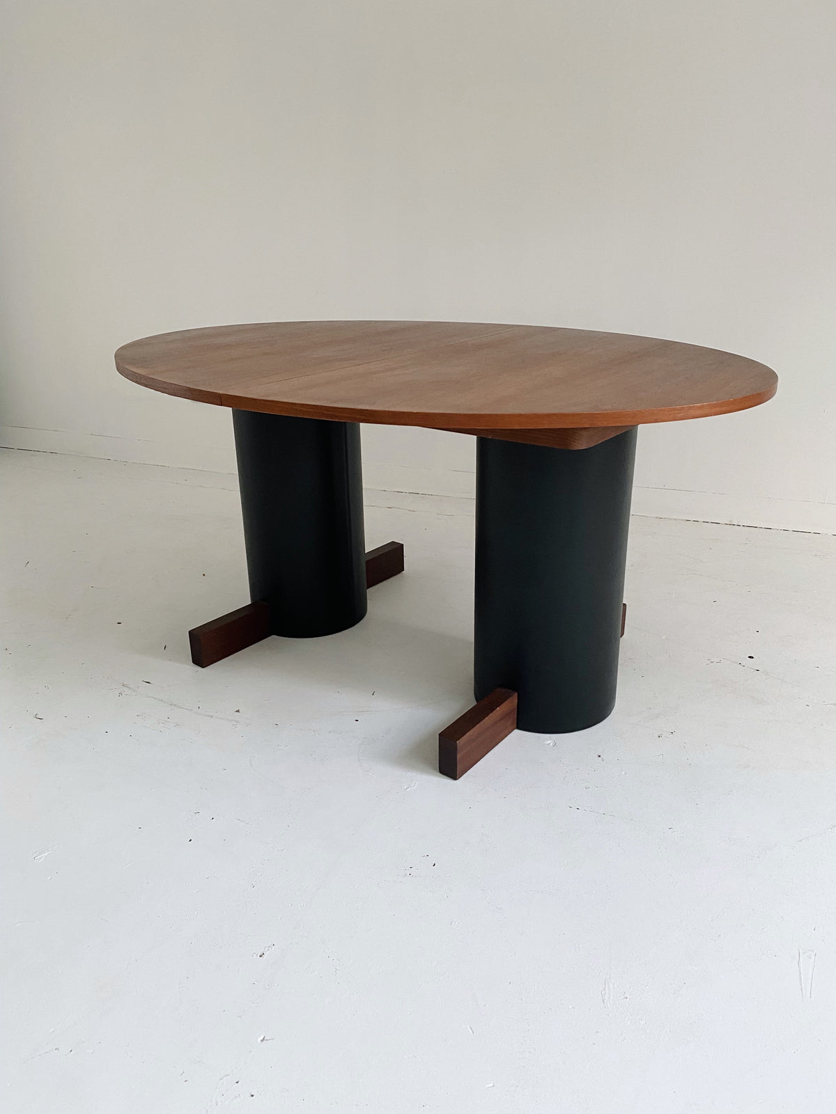 RS ASSOCIATES TEAK DINNER EXTENDABLE TABLE & CHAIR SET | Maison Singulier